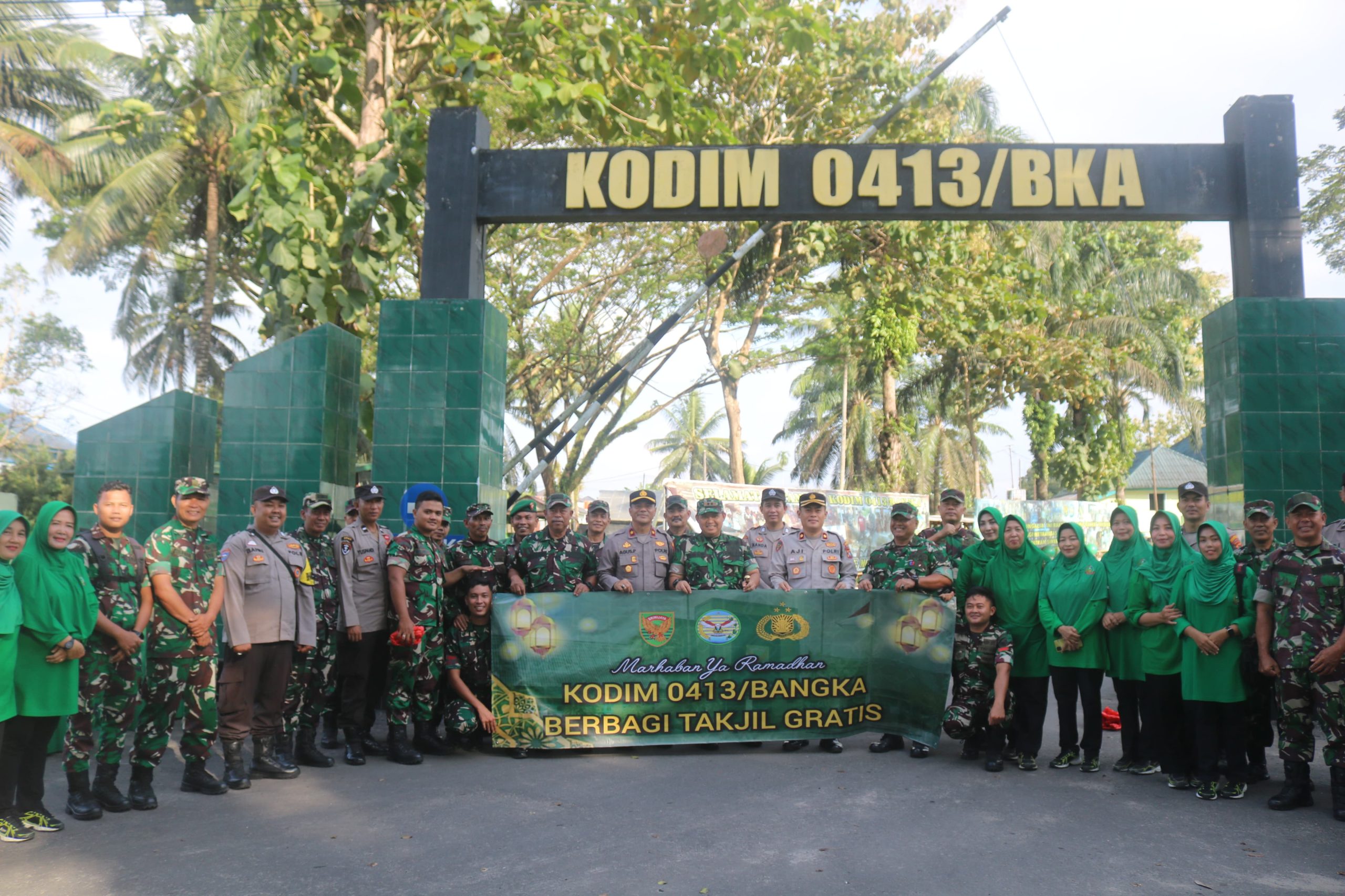 Wujud Kebersamaan TNI - POLRI Bersama Persit Berbagi Ratusan Takjil di Bulan Suci Ramadhan ...