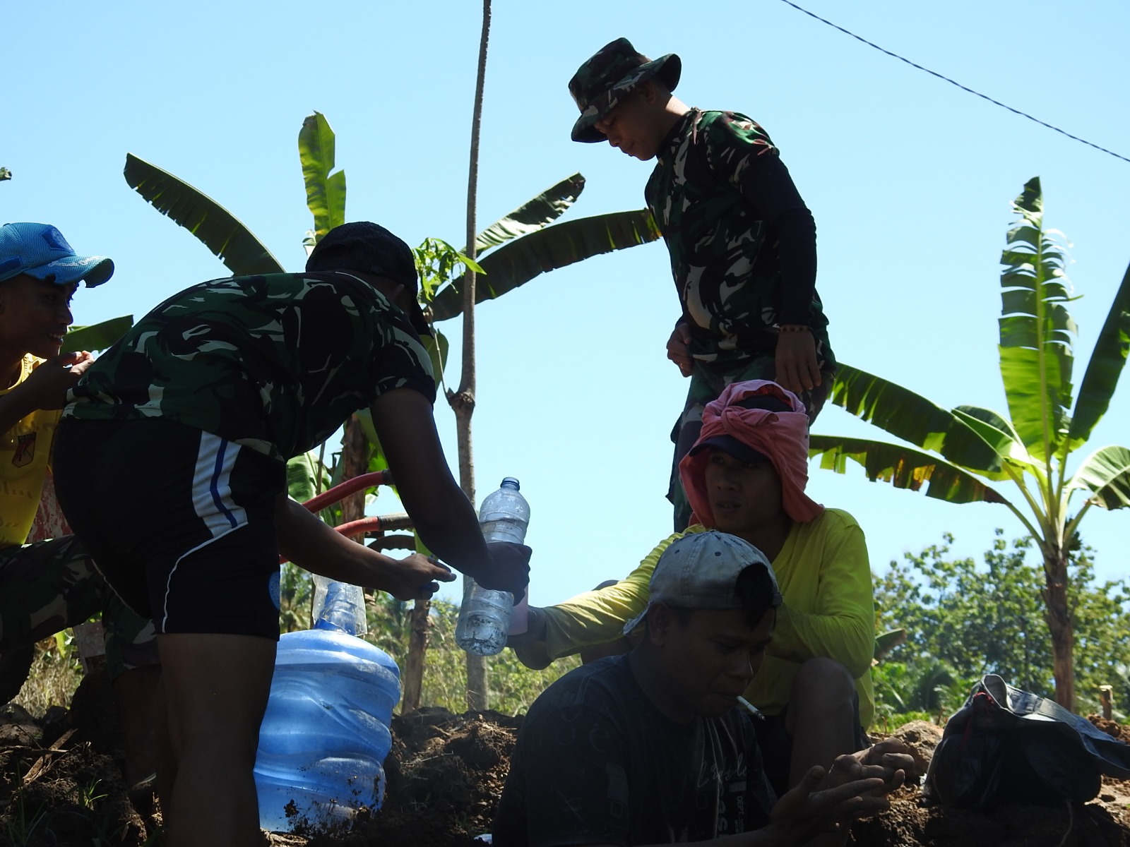 Satgas TMMD ke-124 Kodim 1314/Gorut dan Warga Jalin Kebersamaan di Tengah Pengerjaan Fisik ...