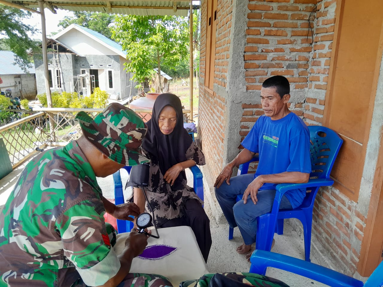 Tim Kesehatan Satgas TMMD Ke-124 Kodim 1314/Gorut Aktif Layani Kesehatan Warga Secara Door-To ...